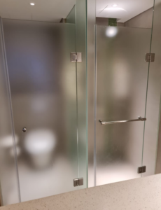 Jenis Sekat dan Pintu Kamar Mandi Kaca Es - Himalaya Abadi
