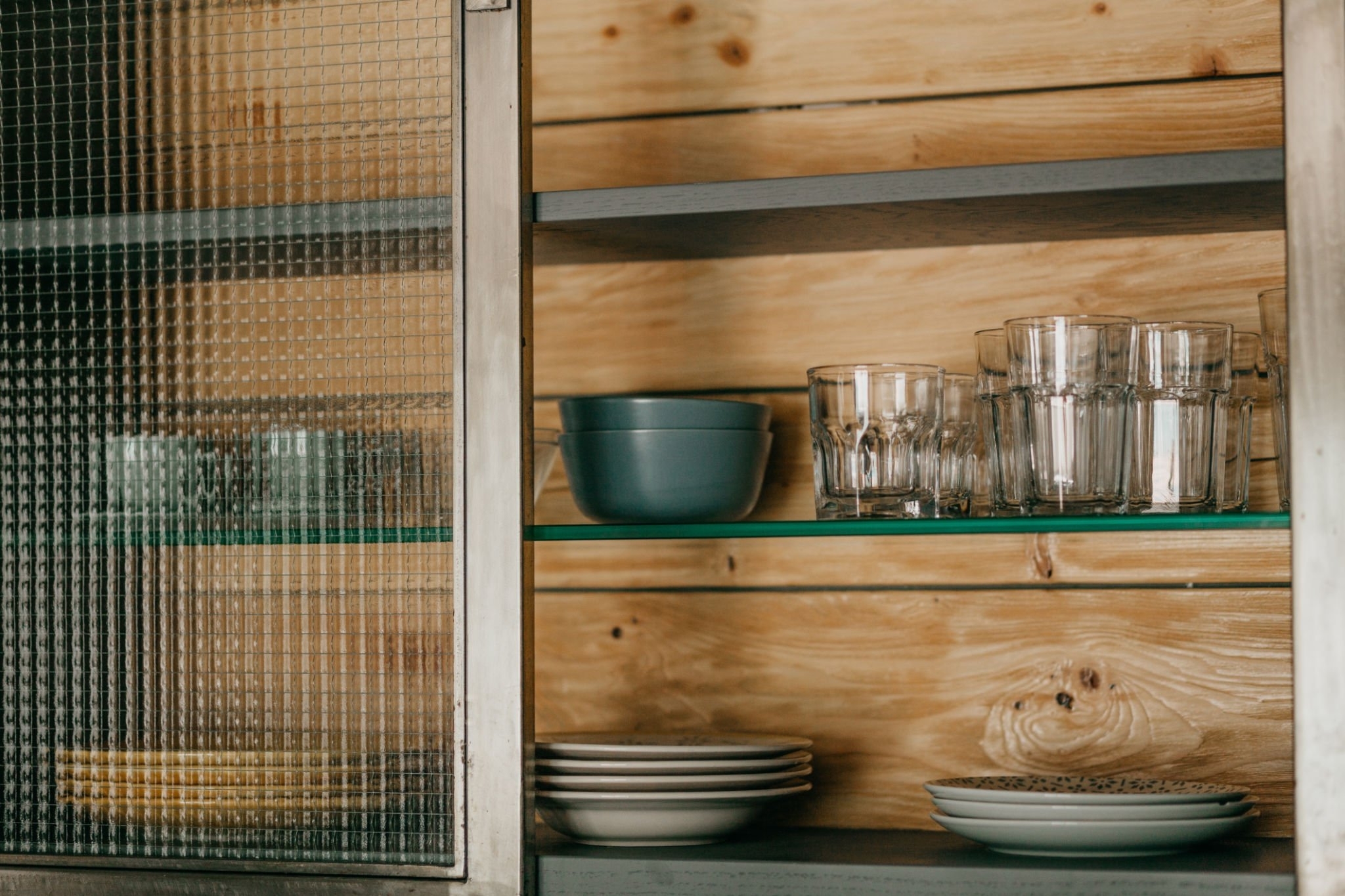 Rak Kaca Dinding Dapur yang Bisa Jadi Inspirasi - Himalaya Abadi